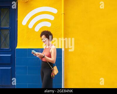 Woman accessing the internet through her mobile phone Stock Photo - Alamy