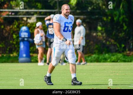 Los Angeles Chargers center Corey Linsley (63) prepares to snap the ...