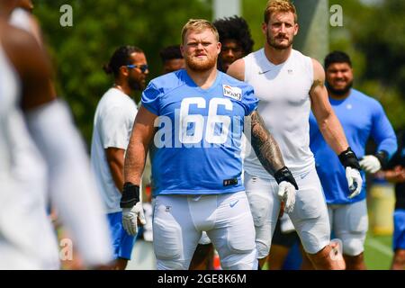 Los Angeles Chargers defensive lineman Teair Tart (90) warms up before ...