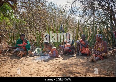 bushmen of Hadzabe tribe, group of women with children,, Lake Eyasi ...