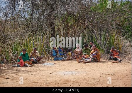 bushmen of Hadzabe tribe, group of women with children,, Lake Eyasi ...