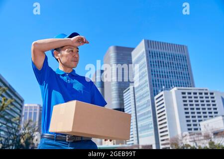 Japanese delivery man outside Stock Photo - Alamy