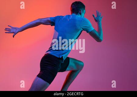 Portrat of Caucasian professional male athlete, runner training ...