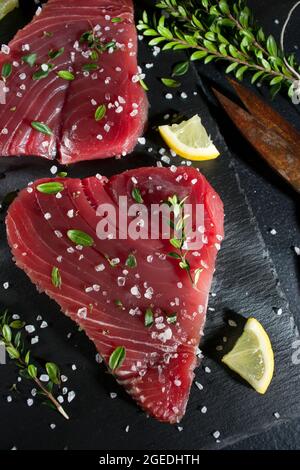 Presentation of a portion of fresh tuna in slices Stock Photo - Alamy
