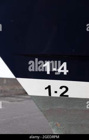 Water level mark on the hull of a ship Stock Photo - Alamy