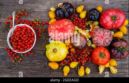 Heirloom tomatoes full of colors and taste Stock Photo - Alamy