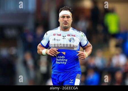 Bodene Thompson (20) of Leeds Rhinos and Lee Mossop (8) of Salford Red ...