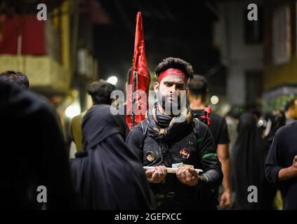 Iraqi Shia Muslims distribute food among Shia Muslim pilgrims marching ...