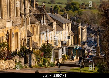 Burford stone houses on the hill in the winter snow. Burford, Cotswolds ...