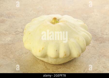 Raw round vegetable - zucchini patosson isolated Stock Photo - Alamy