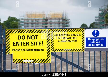 Do not enter construction in progress sign on fence Stock Photo - Alamy