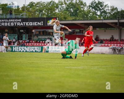 Anna-Lena Daum (22 FC Ingolstadt 04) and Antonia Hornberg (31 SG 99 ...