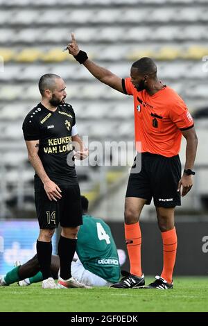 referee Matonga Simonini pictured during a soccer game between Royal ...