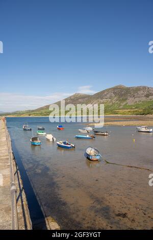 Trefor Harbour on the Gwynedd coast in North Wales Stock Photo - Alamy