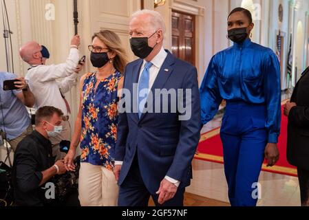 Seattle Storm owner Ginny Gilder, center, cheers with her wife, Lynn ...