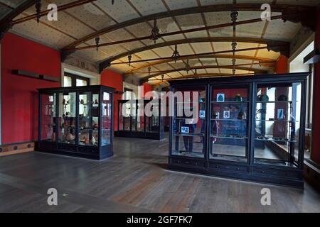 Exhibits and showcases, exhibition rooms, Neues Museum, Museum Island ...