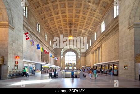 The inside of Toronto's Union Station Stock Photo - Alamy