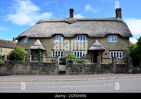 Thatched cottages in Yetminster village in Dorset UK Stock Photo - Alamy