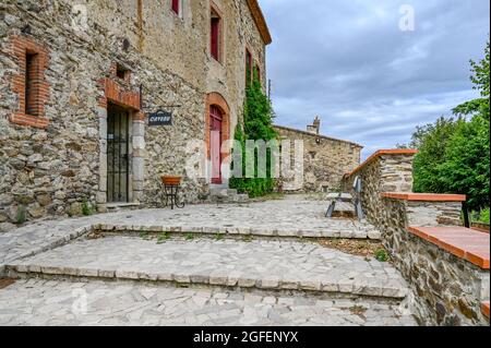 Typical entrance to a cave house in the city of Granada, Spain Stock ...