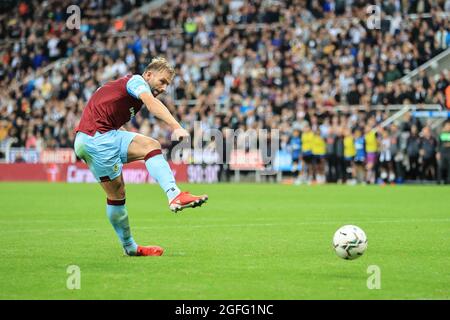 Charlie Taylor #3 of Burnley scores the winning penalty Stock Photo - Alamy