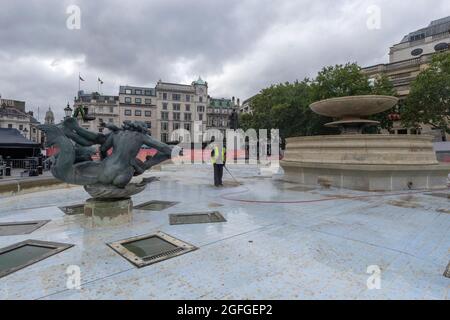 25/08/2021. London, UK. Photo by Ray Tang. A maintenance team clean the ...