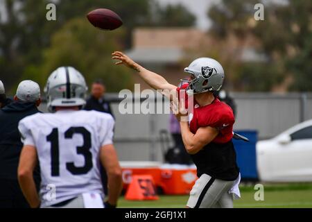 Las Vegas Raiders quarterback Derek Carr (4) gives the thumbs up after ...