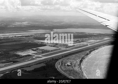 Blick auf Puerto Rico aus dem Flugzeugfenster, 1967. View over Puerto ...