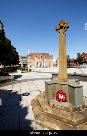 Ellesmere Port Civic Hall and war memorial in the town center Stock ...