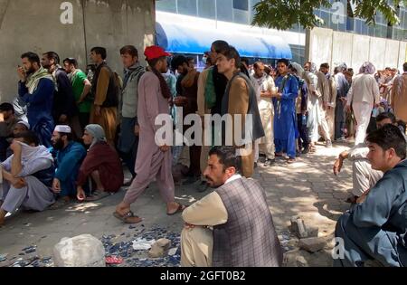 Kabul, Afghanistan. 26th Aug, 2021. Refugees are evacuated from Hamid ...