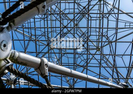 Climbing scaffold, climbing pyramid, symbolic image Network, networking ...