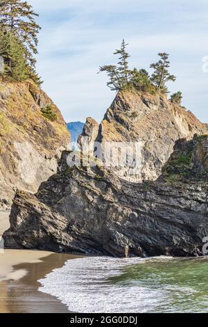 Secret Beach, Oregon, USA. Sea stacks at Secret Beach Stock Photo - Alamy
