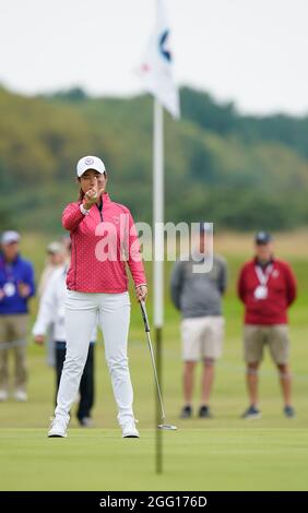 Gina Kim lines up her putt on the eighth hole during the first round of ...