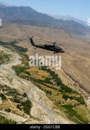 A hawk flying above a mountain in Utah Stock Photo - Alamy