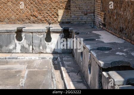 Latrina presso le terme del foro. Ancient public toilets (latrines ...