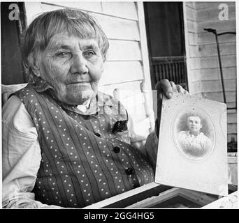1977: Elizabeth Meier of Calvert, Texas, holds a picture of herself as ...