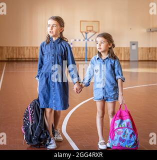 Class of schoolgirls in gymnasium for physical exercise Stock Photo - Alamy