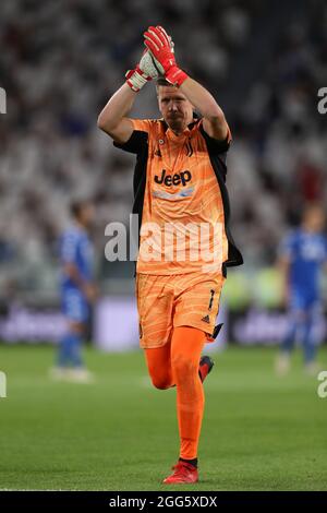 Wojciech Szczesny of Juventus applauds during the Serie A match at ...