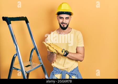 Portrait of a construction worker clapping his hands Stock Photo - Alamy