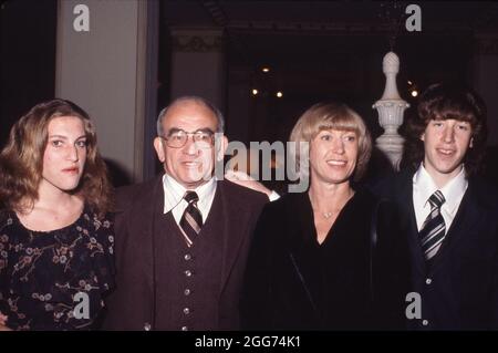 Ed Asner with daughter Liza, Wife Nancy and son Matthew Circa 1980 ...