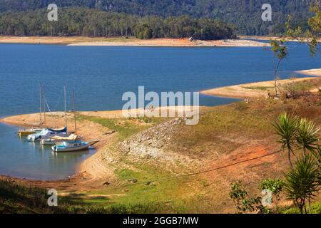 Recreational boats on Lake Tinaroo in Queensland, Australia duri Stock ...