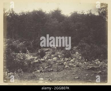 American Civil War: The slaughter pen at Gettysburg, dead soldiers in ...