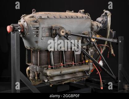Inline 6 cylinder aircraft engine Stock Photo - Alamy