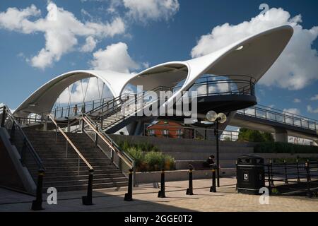 Murdoch's Connection pedestrian bridge, Hull, UK Stock Photo - Alamy