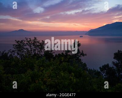 Volcano Vesuvius, dawn in front of sunrise, Gulf of Sorrento, Calabria ...