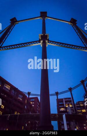 Gasholder Park at night, Handyside area, King's Cross urban ...