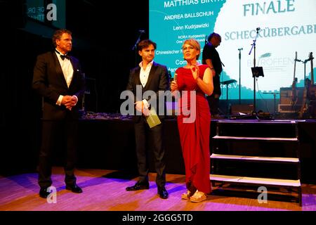 Finale Scheckübergabe bei der 4. Windflüchter Charity Gala zu Gunsten ...