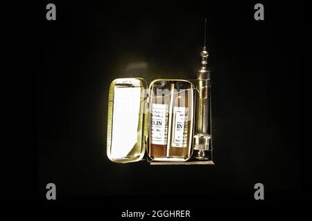 The First Original Insulin Bottle and Syringe Stock Photo - Alamy