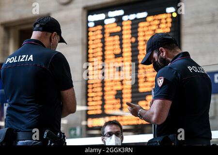 Milan - Central Station, police checks Stock Photo - Alamy