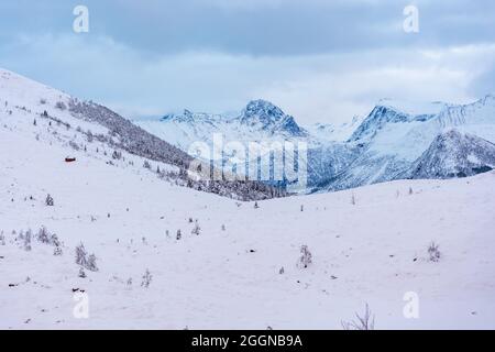 Winter landscape near Dinglavatnet lake. Beautiful sunset over ...
