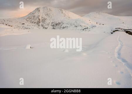 Winter landscape near Dinglavatnet lake. Beautiful sunset over ...